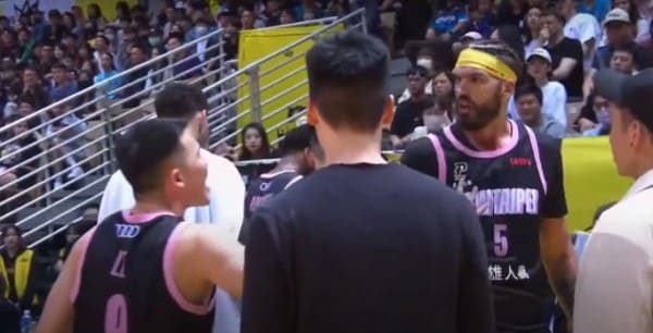 Basketball top5 - 影/抓到了！PLG球評還原牧倫斯失控當下 李愷諺嘴型疑似講了這個激怒帝王牧